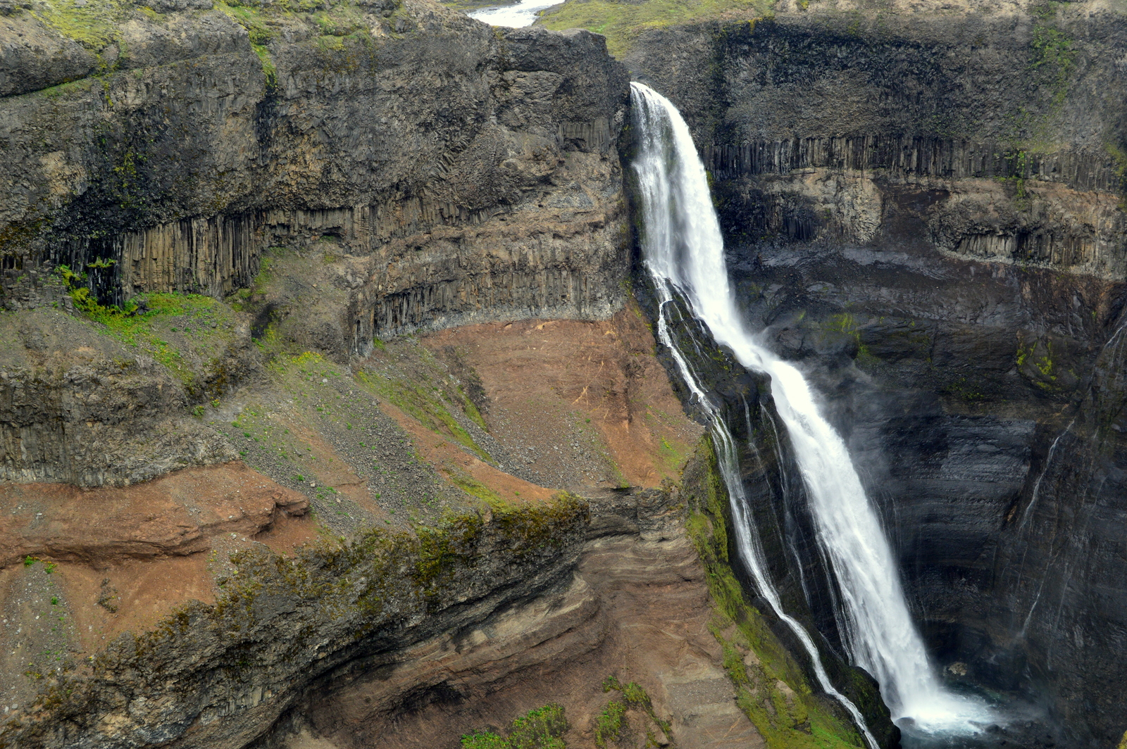 The beautiful waterfalls in Fossá river | Guide to Iceland