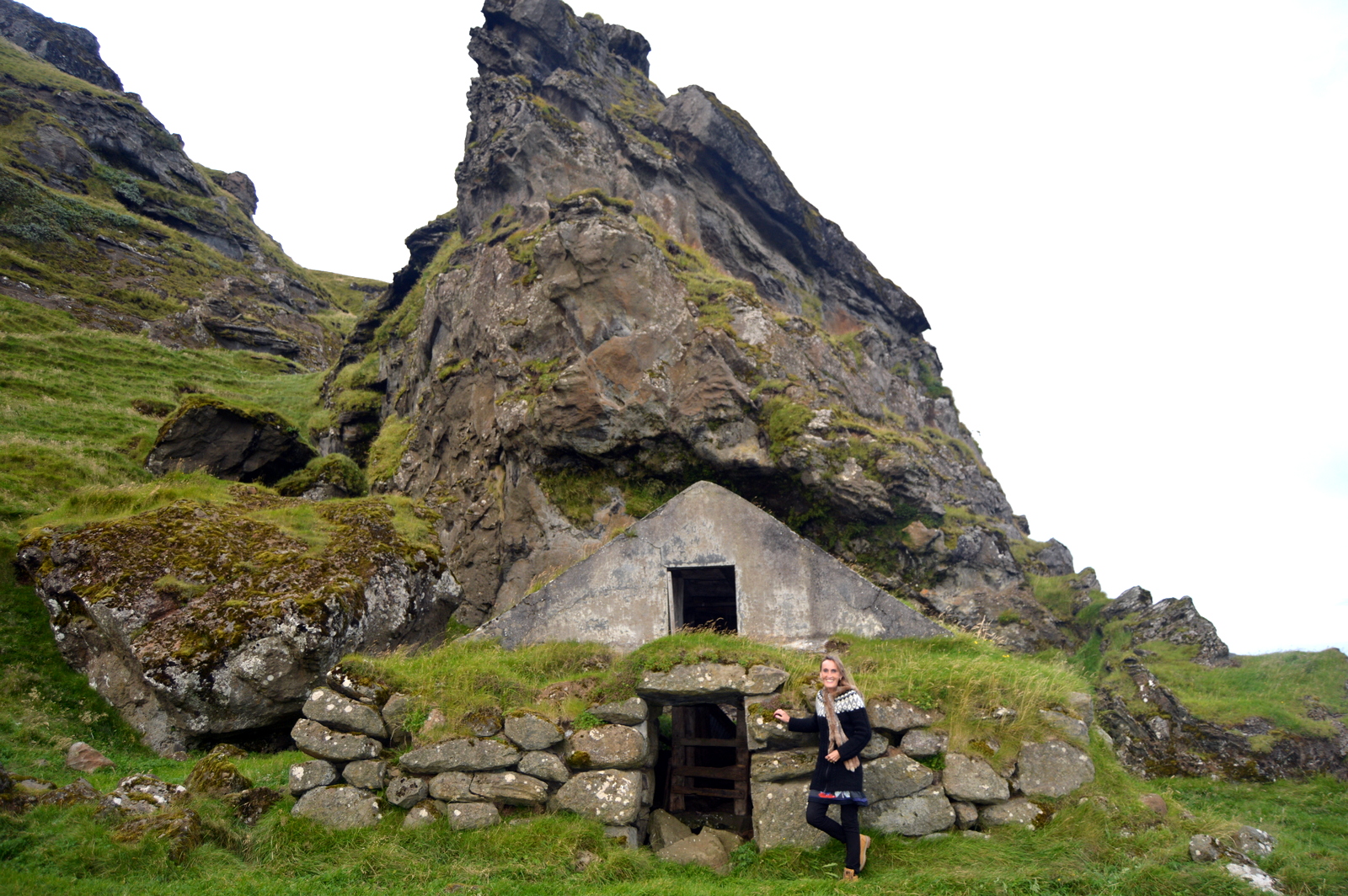 Rútshellir cave in Drangurinn in Drangshlíð | Guide to Iceland